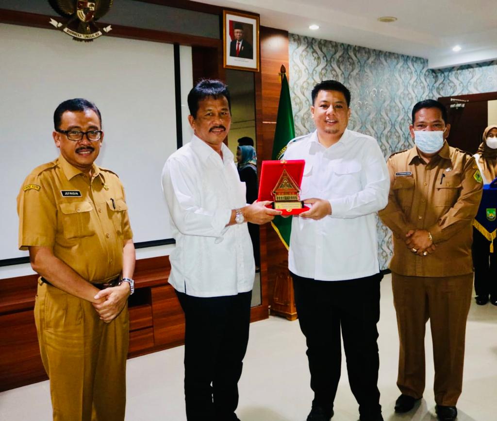 Sinar Pagi Baru - Walikota Batam menerima Studitiru Pemkab Samosir