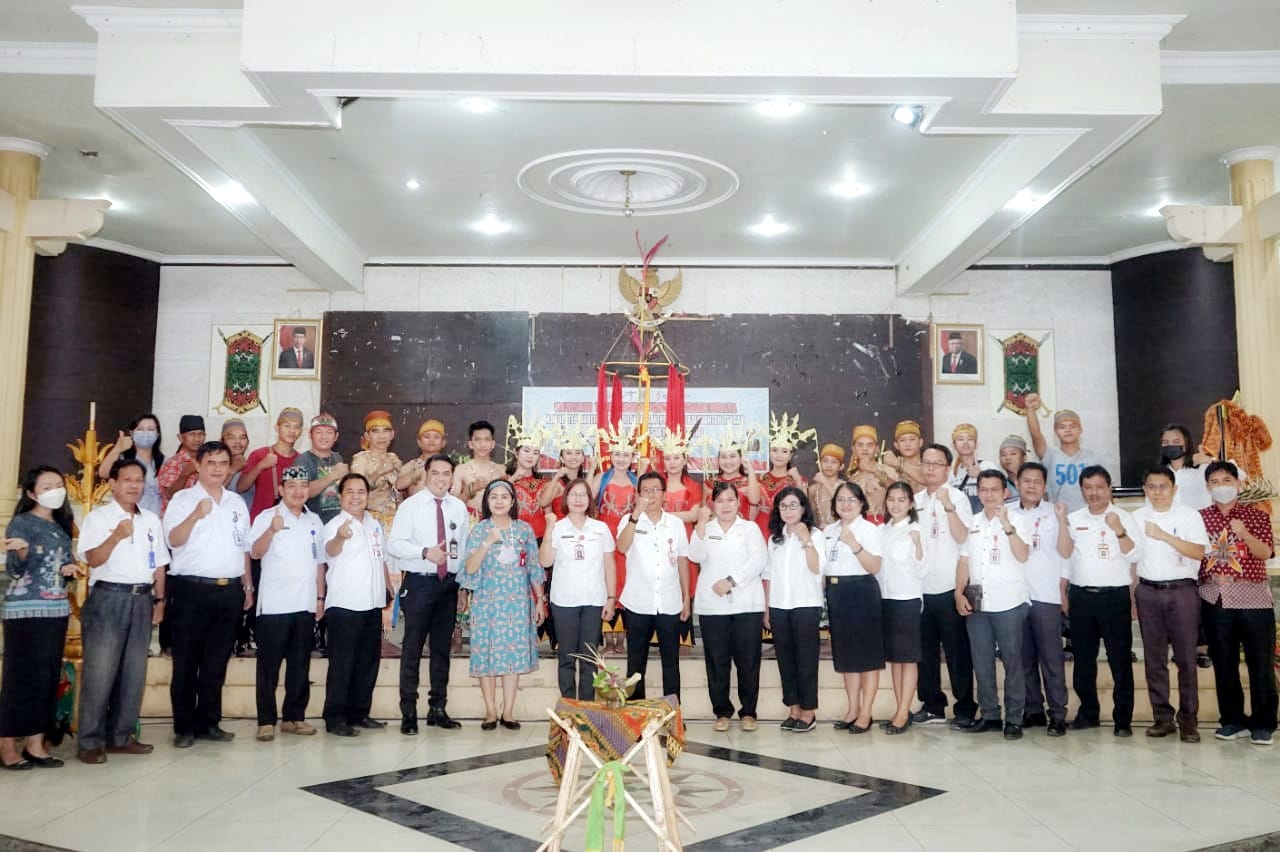 Sinar Pagi Baru - Sekda Lepas Tim Pagelaran Antraksi Budaya Kabupaten ...